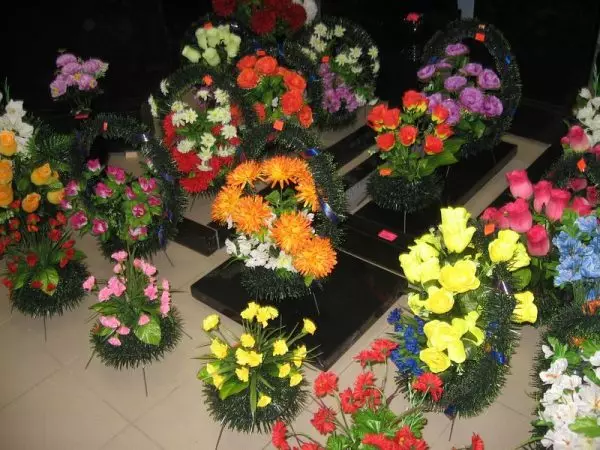 Zakaj ne morejo prinašati umetnih cvetov na pokopališče