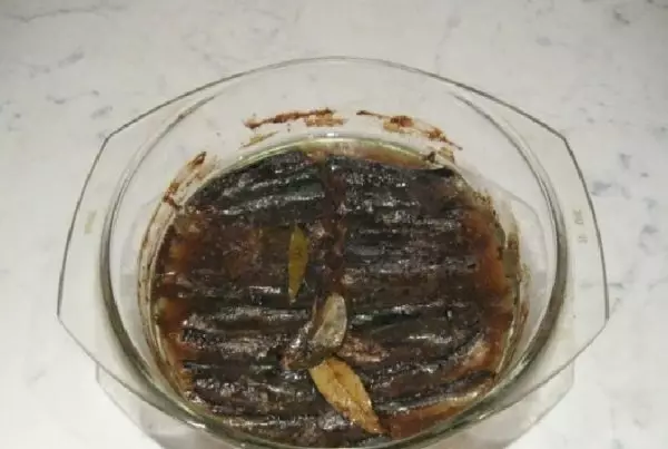 ओव्हन मध्ये सालका पासून तयार sprats