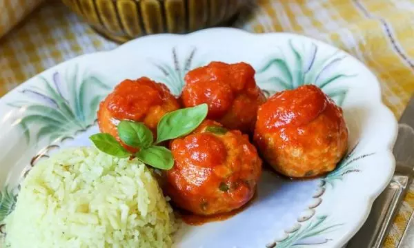 Fisch-Fleischbällchen in Sauce