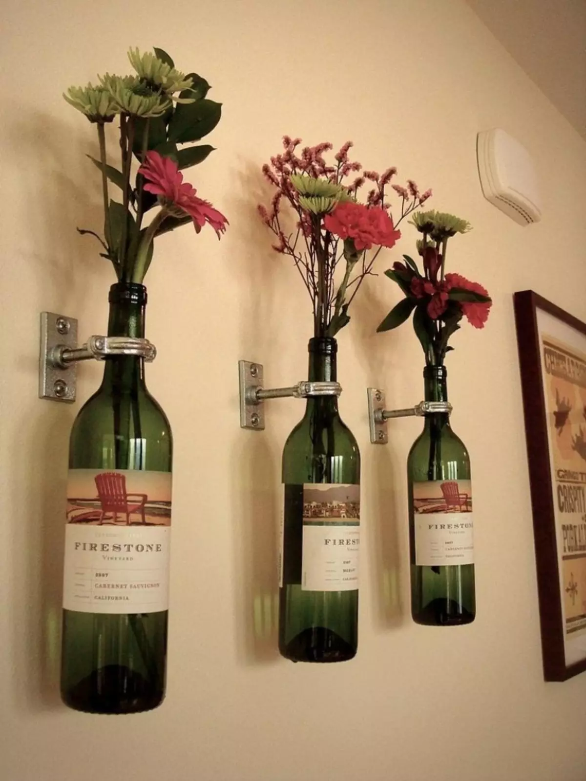 Vazen van een fles op de muur
