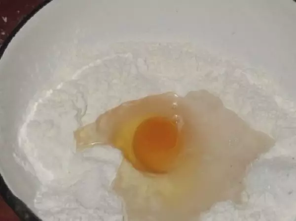 Telur dan air dalam tepung