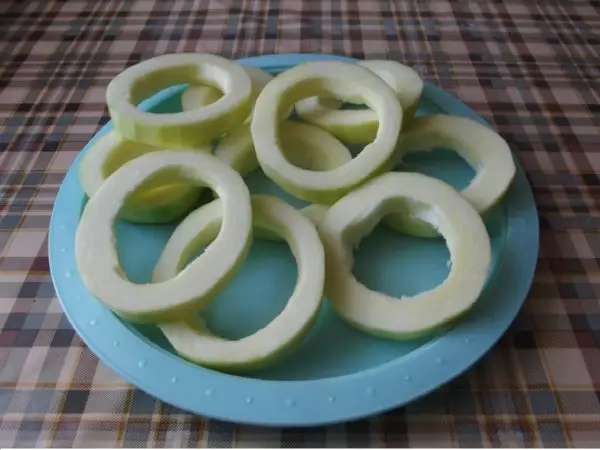 Kabachi gyűrűk egy tányéron