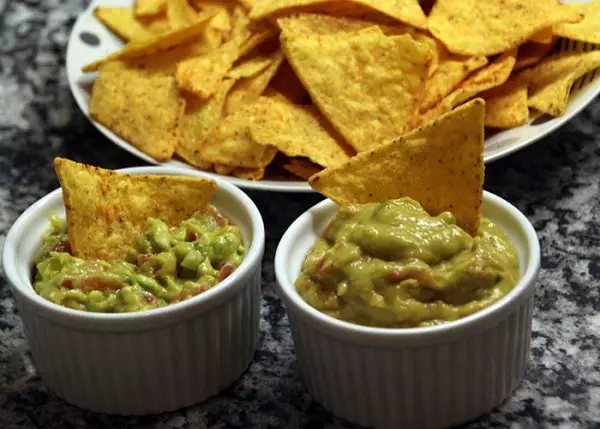 ตัวเลือกของการให้บริการ Guacamole ด้วยมะเขือเทศ