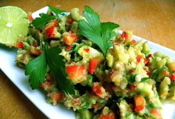 ให้บริการ Guacamole ที่มีพริกหยวก