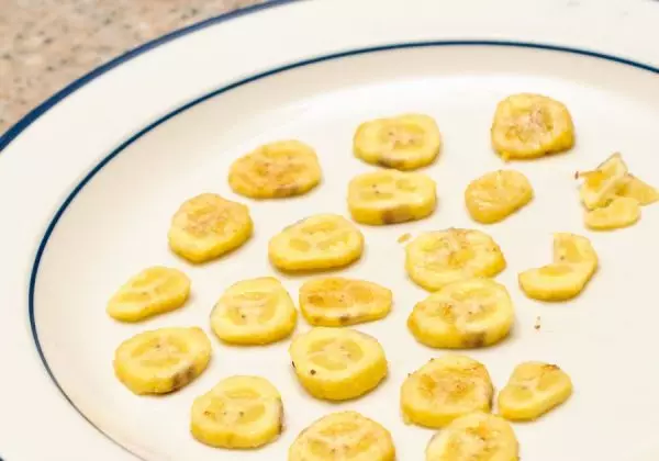 Bananų gabaliukai ant plokštės