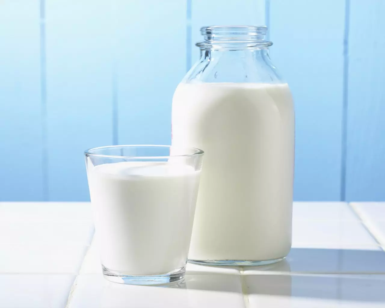 Hoe de kwaliteit en natuurlijkheid van melk thuis te controleren: check jodium en andere manieren, definitie van frisheid + foto en video