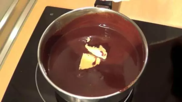 ایک چٹنی میں پگھل چاکلیٹ اور کریمی تیل
