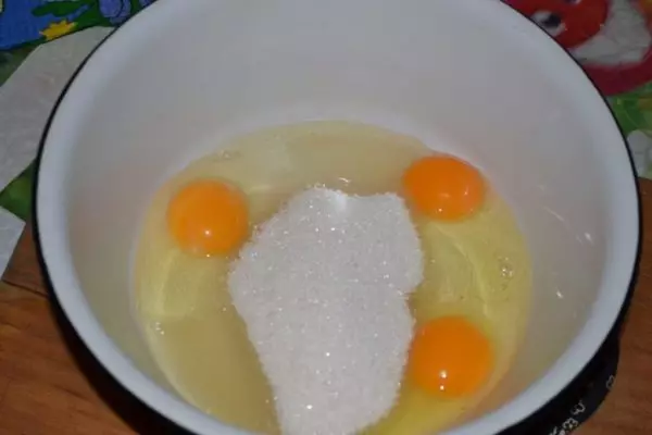 ایک کپ میں چینی اور انڈے