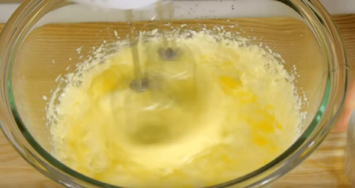 Kiaušinių-cukraus mišinys į dubenį