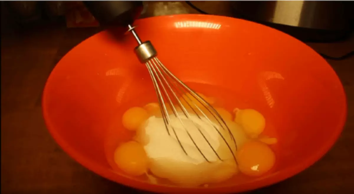 Cukrus ir kiaušiniai į dubenį