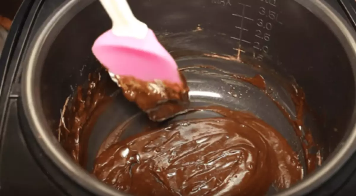 الطهي الشوكولاته الصقيل في طباخ بطيء