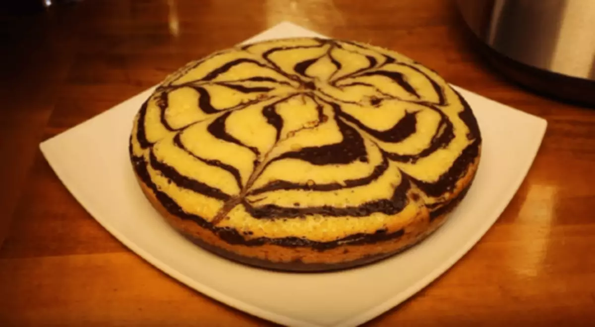 Zebra pyragas ant plokštės