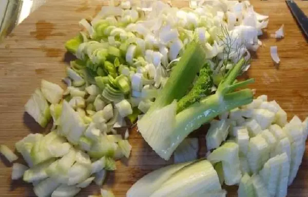 Fennel iliyokatwa, vitunguu na leeks.