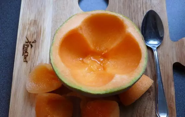 Melon mat Fleesch extrahéiert mat engem Läffel