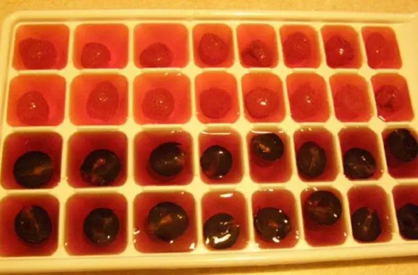 Berries fil-forom, bustled jelly