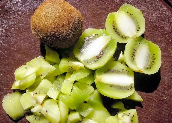 Twee Kiwi, geheel en gesny deur stukke