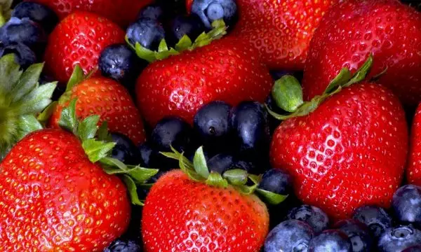 Imbuto za Strawberry na Blueberry Berries