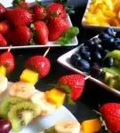 Canapes de frutas y sólo piezas de fruta.