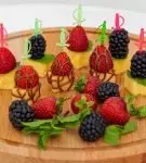 Canape de frutas con chocolate.