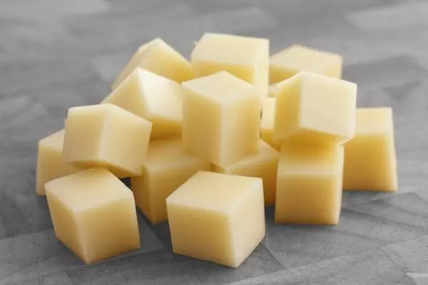 Нарязани кубички за сирене