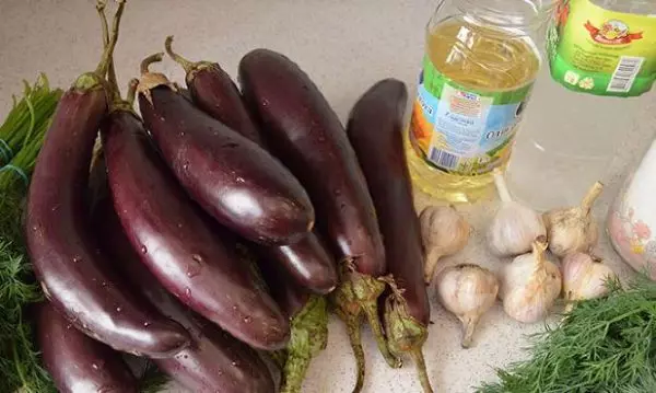 Eggplant, রসুন এবং টেবিলে তাজা ডিল