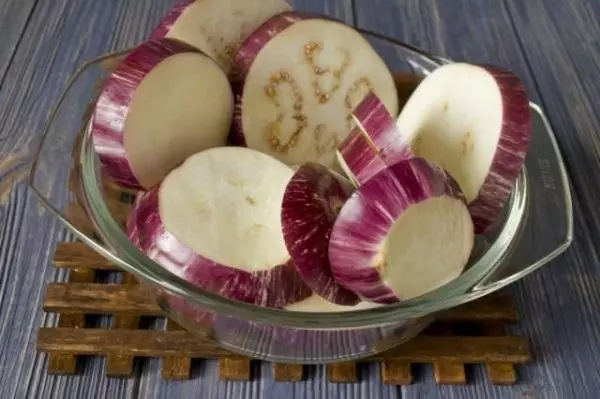 Akacheka eggplant denderedzwa mumidziyo yegirazi