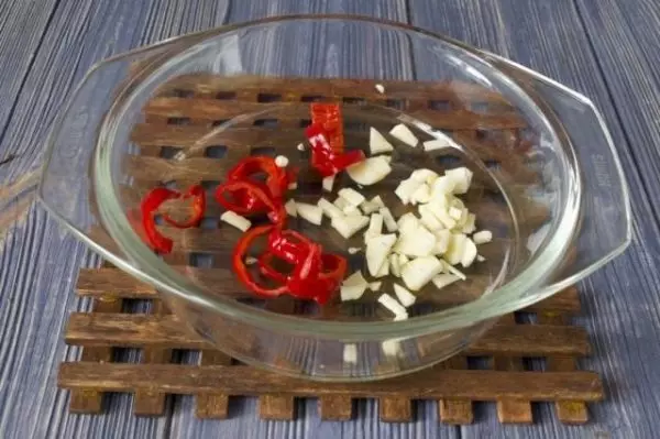 Nakrájané chilli korenie a nasekané cesnak