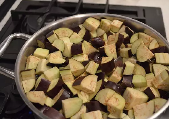 Gesneden aubergines in een grote pan