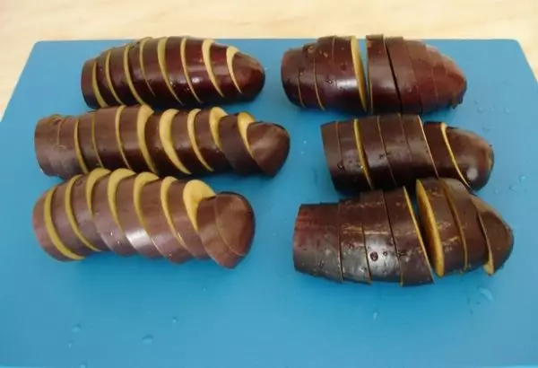 Bee eggplant okirikiri na bọọdụ ịkpụ