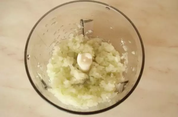 Gerinda bawang dalam semangkuk blender