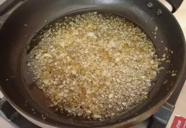 Cipolla di frittura in una padella