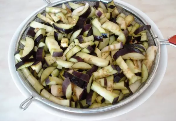 Yankakken eggplant bambaro a cikin sieve sieve