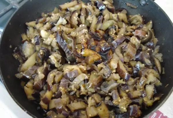 Eggplants iliyotiwa na vitunguu na mchuzi wa soya katika sufuria