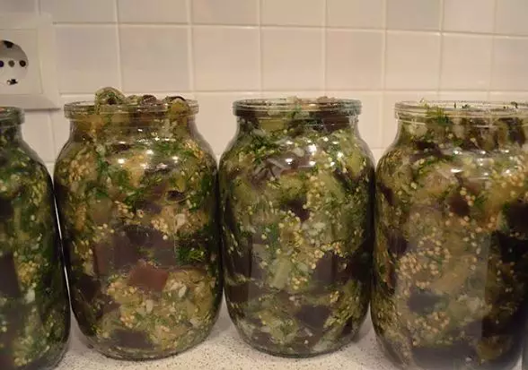 Mengsel van aubergines, dille en knoflook in glazen potten