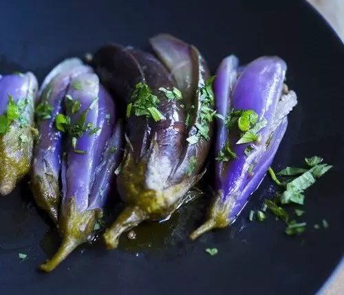 Mae eggplantau wedi'u marinadu yn gyfan gwbl ar blât