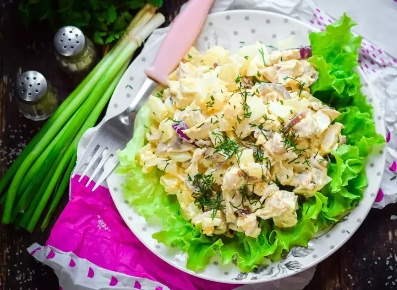 Ananas bilen ýakymly salatlar: 5 iň ýönekeý reseptler