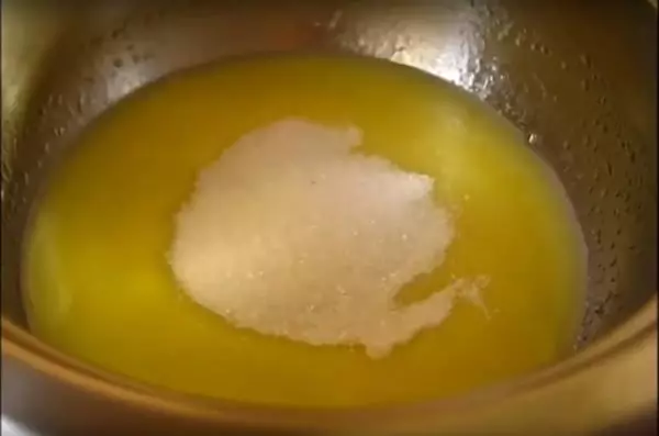 Ζάχαρη σε ένα μπολ με λιωμένο πετρέλαιο