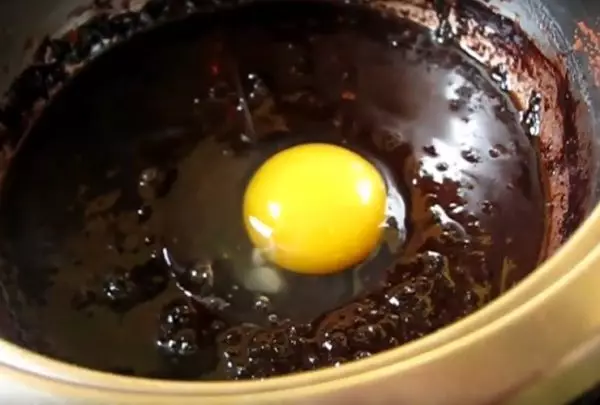 Αυγό σε μια κατσαρόλα με κερασάκι