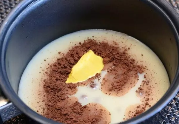 Huile et cacao dans une casserole avec du lait