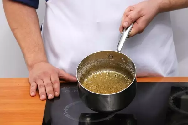 Σιρόπι με σιρόπι στα χέρια του μαγειρέματος
