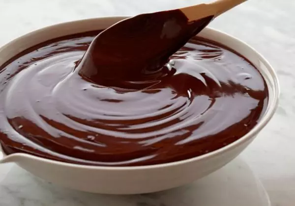 Esmalt de xocolata en un bol