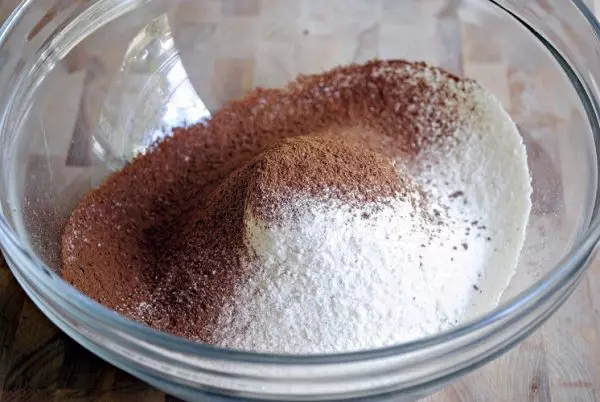 Κακάο και σκόνη ζάχαρης σε ένα μπολ