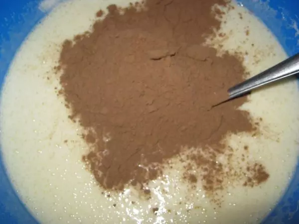 Cocoa an enger Schossel mat sauerem Crème