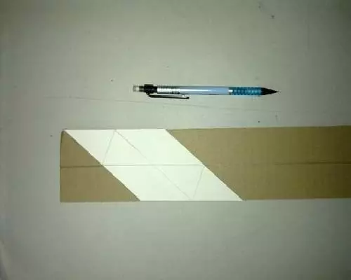 Картон, узорак и ручка папира