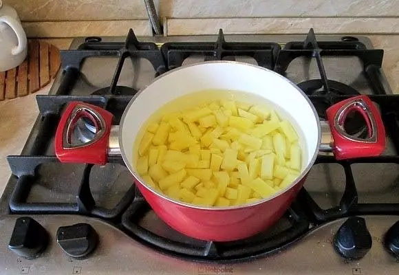 在平底鍋裡的土豆