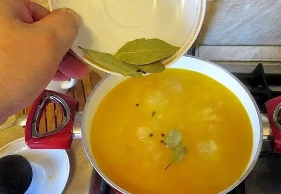 Supu na Bay Leaf.