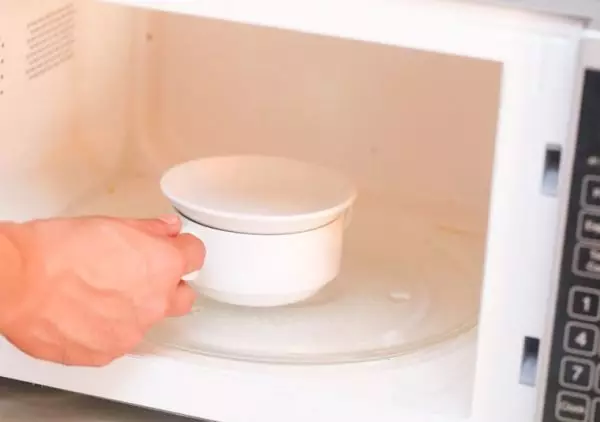Tazza in ceramica con uovo nel microonde