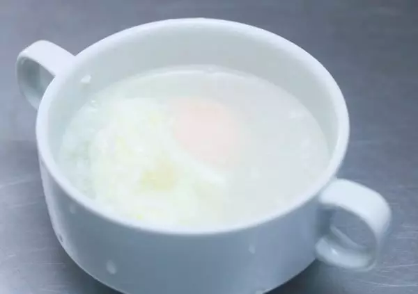 Memeriksa kesediaan telur yang dimasak dalam microwave