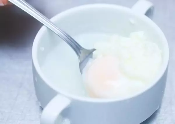 Gotowe jajko-passoty gotowane w kuchence mikrofalowej