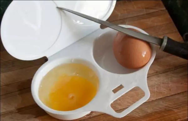 Uova in un contenitore di plastica